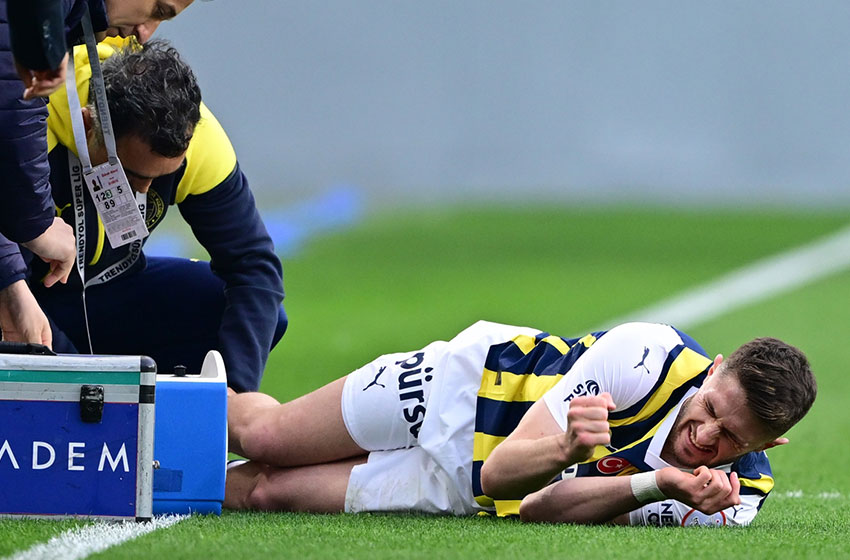 Fenerbahçe'de bir skandal daha! Ayak bileği bağı kopan adam maça devam etti